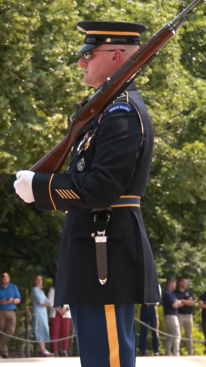 Honoring the Unknowns: The Final Walk of the 41st Sergeant of the Guard ...