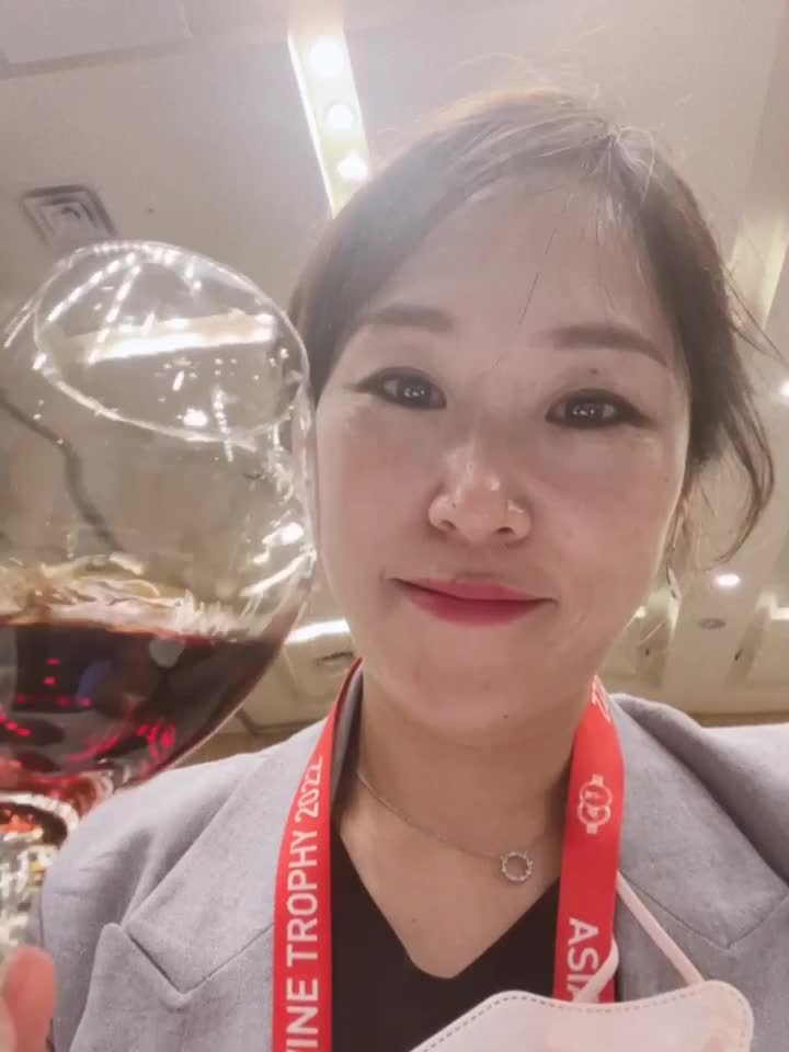 Sherry 🧡셰리 올로로소 올로로소 Oloroso 향기로운 이라는 뜻을 가진 스페인어🇪🇸 ️올로로소는 🇪🇸스페인 헤레즈📍 지역에서 주로 생산되는 강화주의 이름입니다