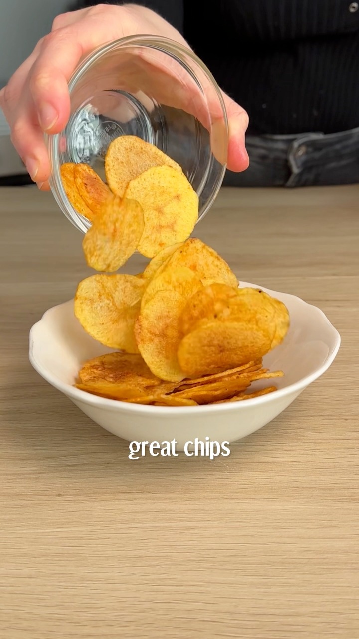 MICROWAVE POTATO CHIPS 🍟 INGREDIENTS: 1–2 medium potatoes (about 7 oz ...