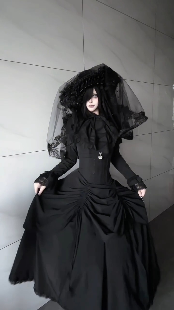 🖤 Channel mysterious elegance with this Gothic Lolita coord — pairing a ...