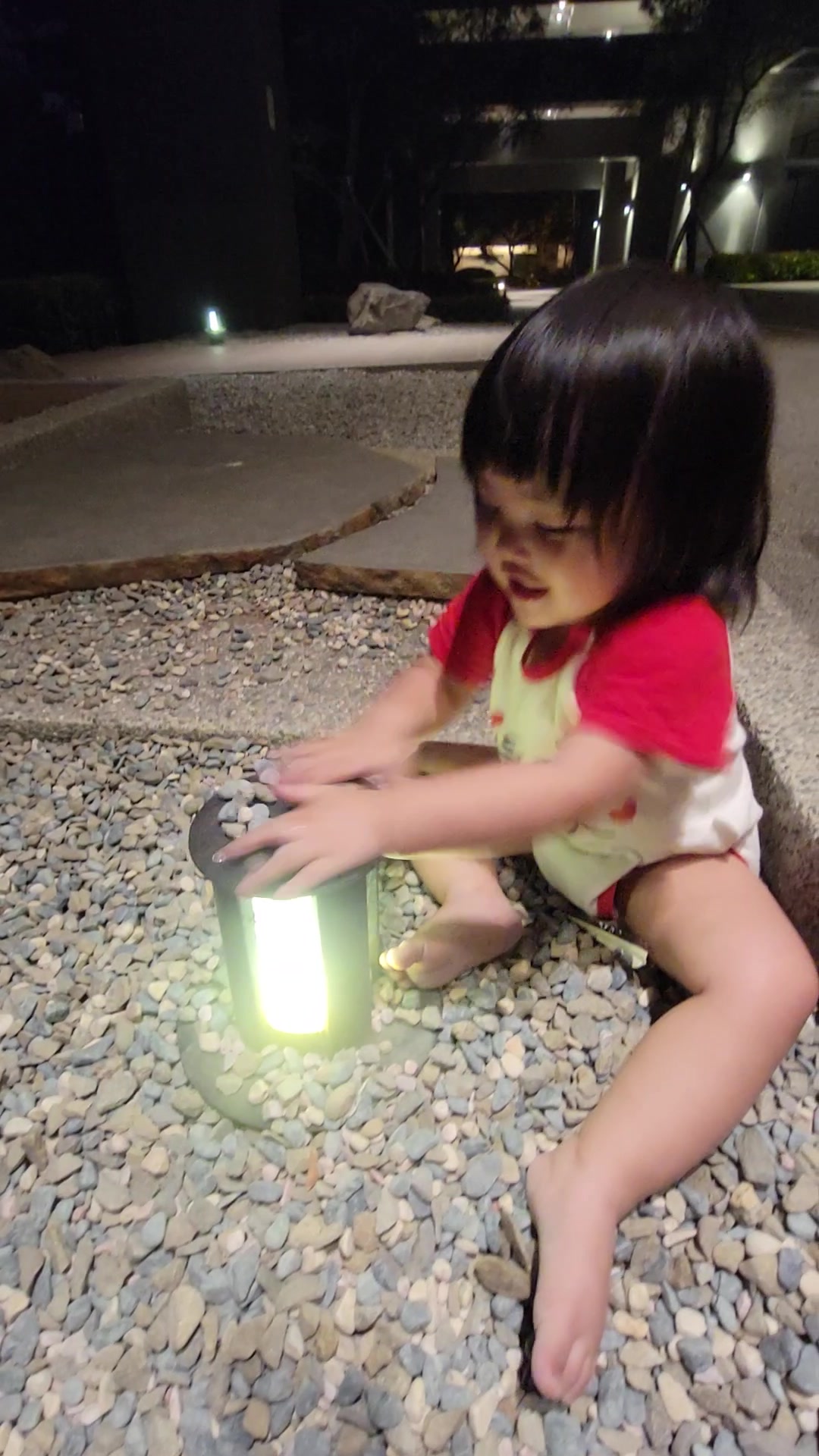主題：不可以 你們看看你們看看 這是我媽很幼稚吧 就跟她說這上面不是放石頭的地方 還硬要放 真的是很任性餒😮‍💨 媽媽表示 偶爾我也要任性一下 4476