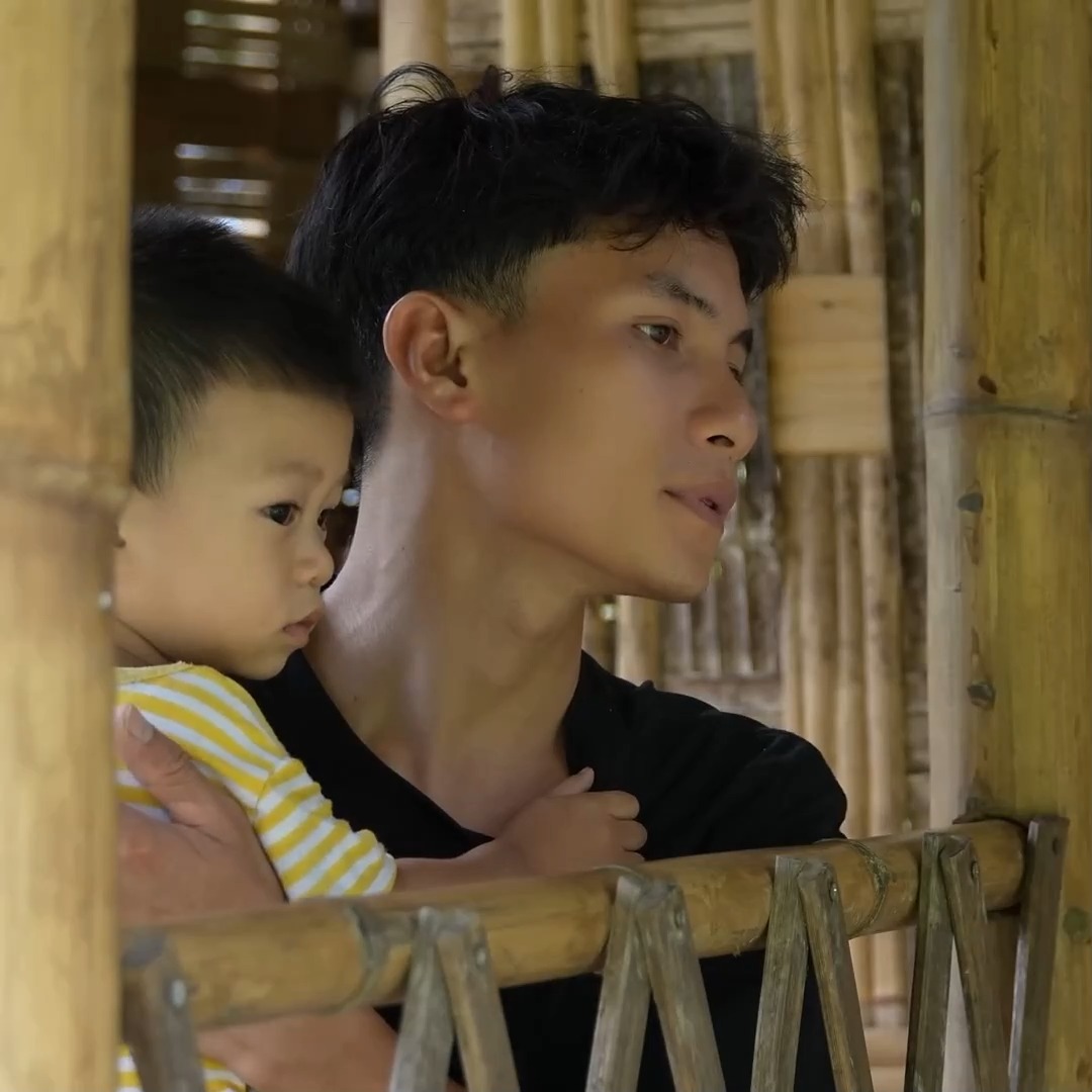 Desperate Single Mother And The Comfort Of A Kind Engineer Desperate