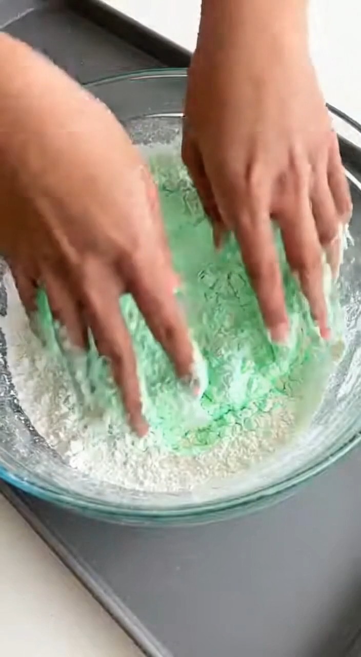 Messy Fun with Oobleck! 🟢 Is it a solid? Is it a liquid? It's BOTH ...