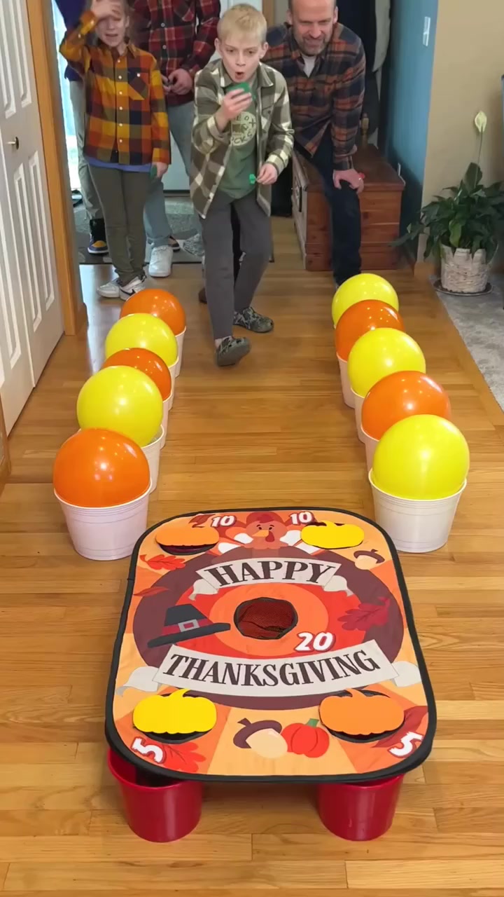 Fun Thanksgiving Bean Bag Game 🦃 | Benson Game | Facebook