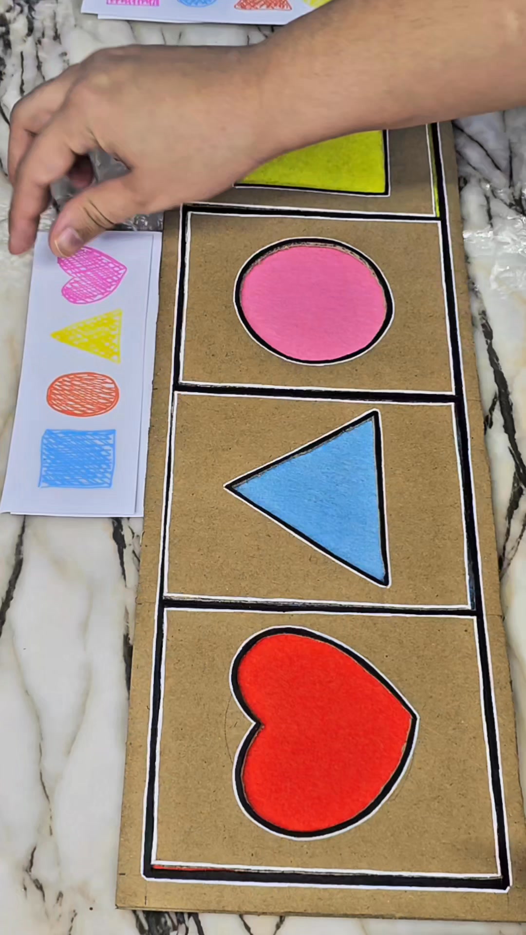 Aprende las figuras geométricas y los colores jugando y reciclando ...
