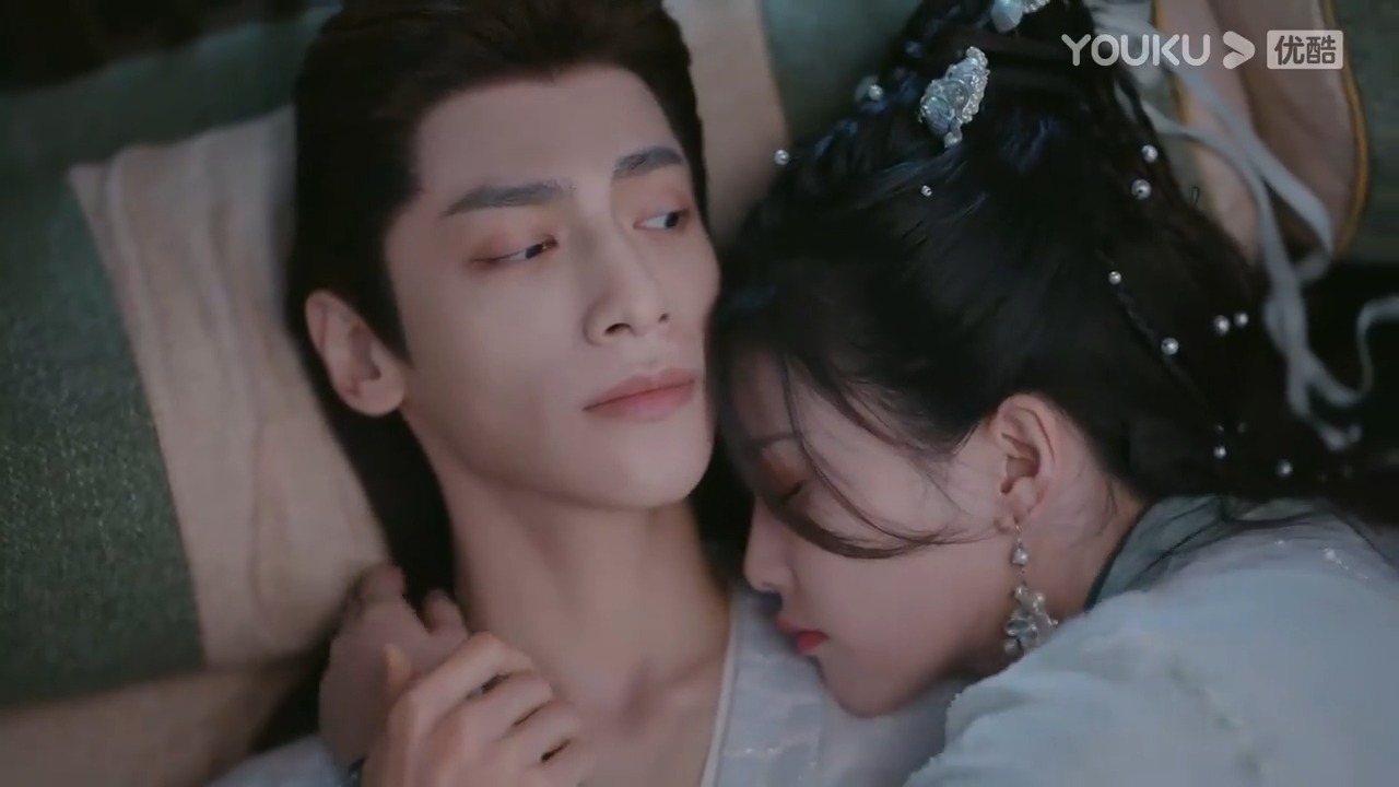 优酷youku She Wraps Her Legs Around Her Husband When He Invites Her To