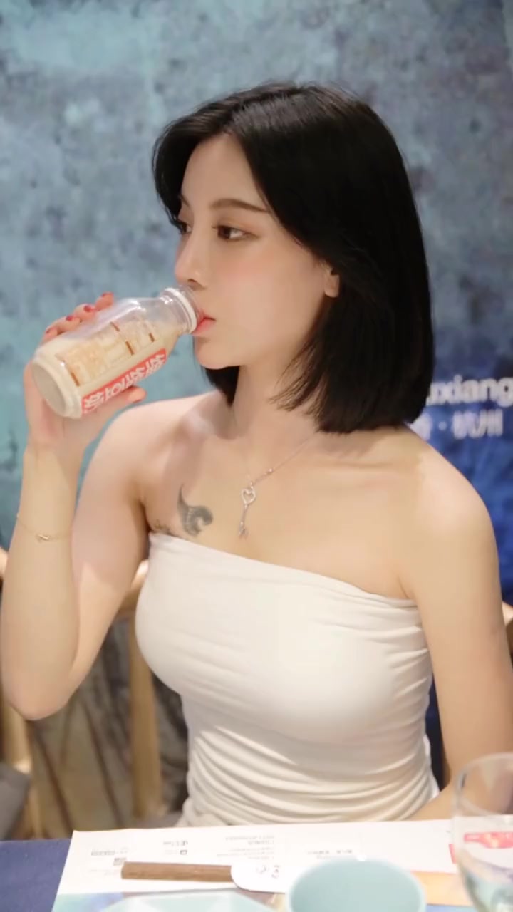饮料给我喝一口可以吗 美女 氛围感 辣妹 Miya Reels 米娅miya 米娅miya · Original Audio