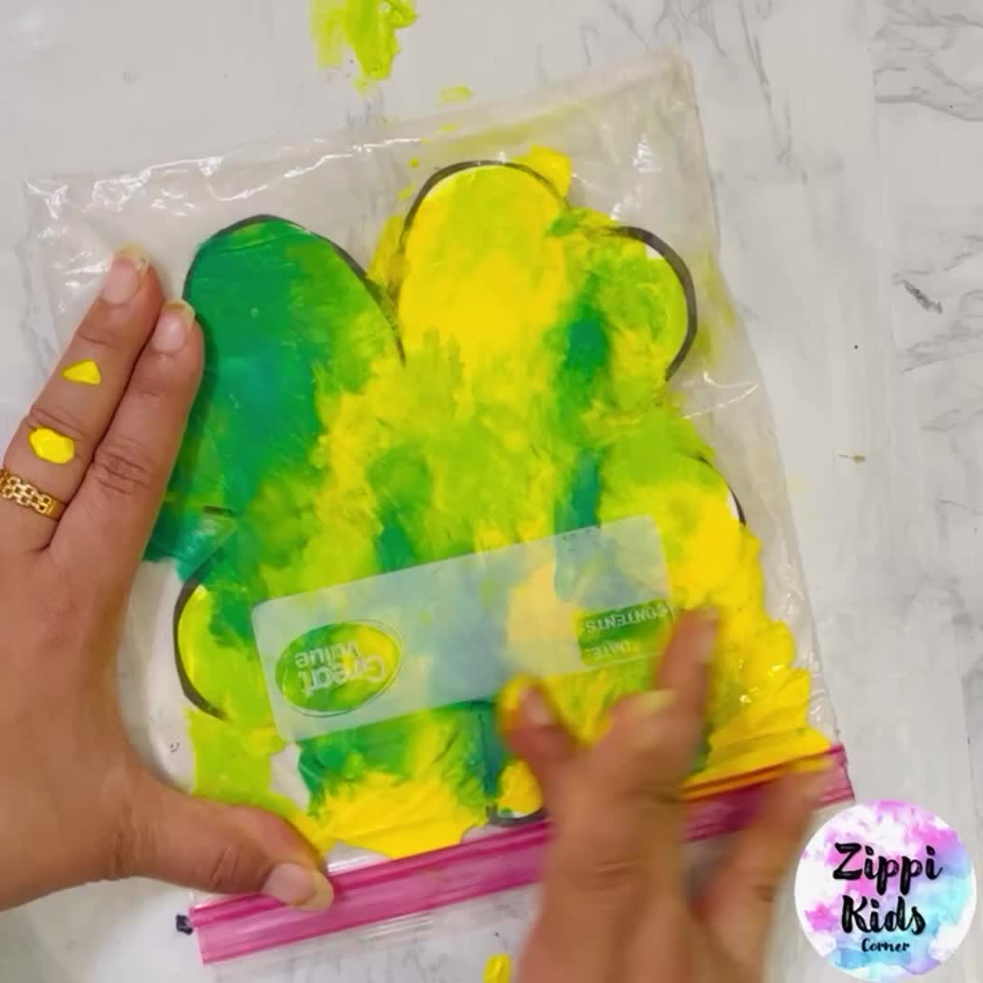Clover in a bag 🍀☘️🍀.... A no-mess process art for kids and a great ...