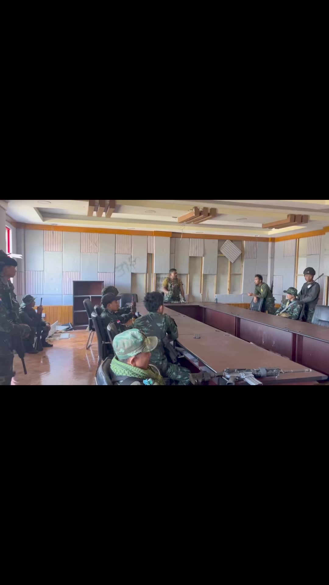 ကိုယ့်လမ်းပေါ်ကိုယ်လျောက်ဆဲပါ၊ စကားပုံလိုလို ရှေ့လူကြီးလိုလို နောက်လူက