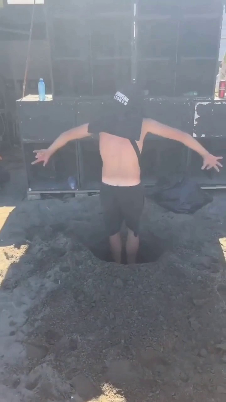 Raver And His Hole 😂 Quand Tas Tellement Tapé Du Pied Quun Trou S
