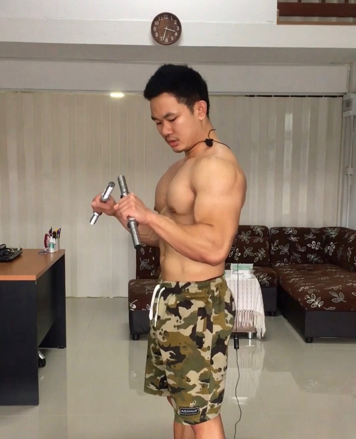 Dumbbell Reverse Curl ท่าปั้นโฟร์อาร์ม ด้วยดัมเบล💪🏻 Dumbbell Reverse