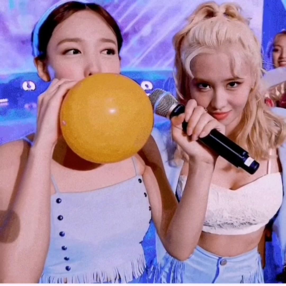 Cuando Estoy Jugando Con Mi Amiga La Chichona Yo Sería Nayeon F 😂 By Página Que Te Recuerda