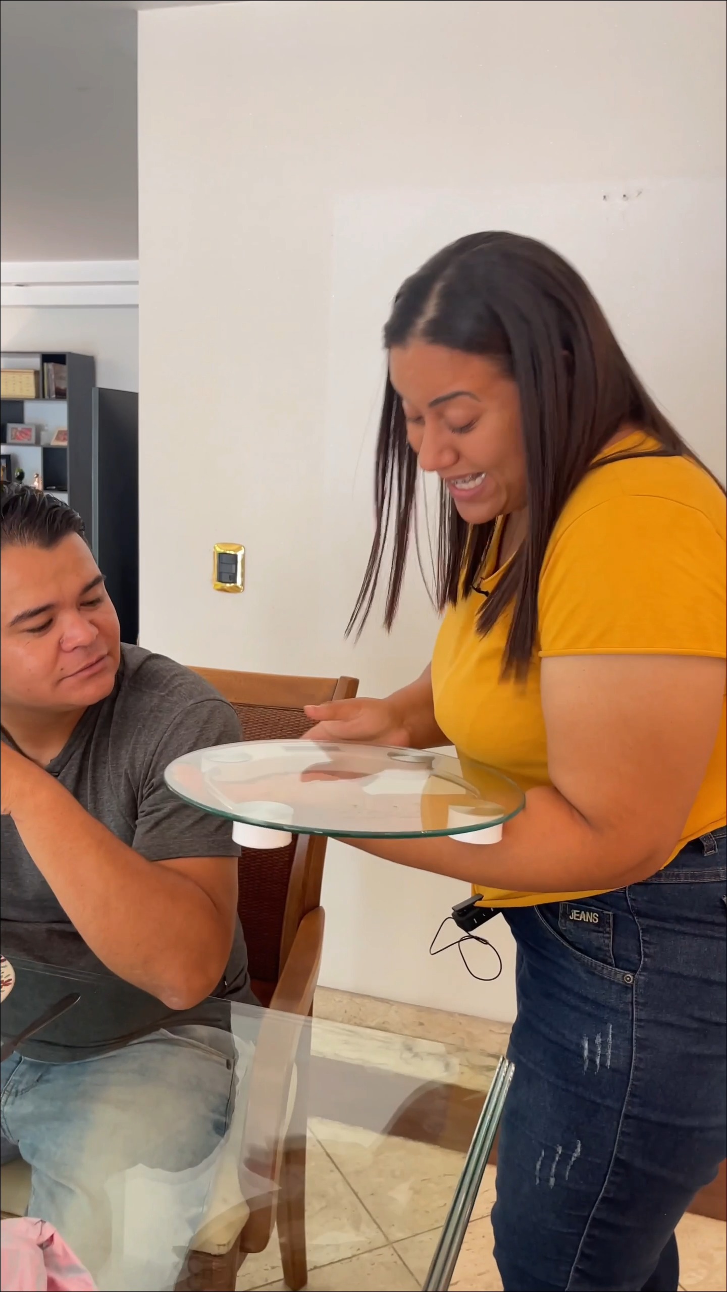 No Dia Das Mulheres Marido Ofende Sua Esposa Com Um Presente Inesperado