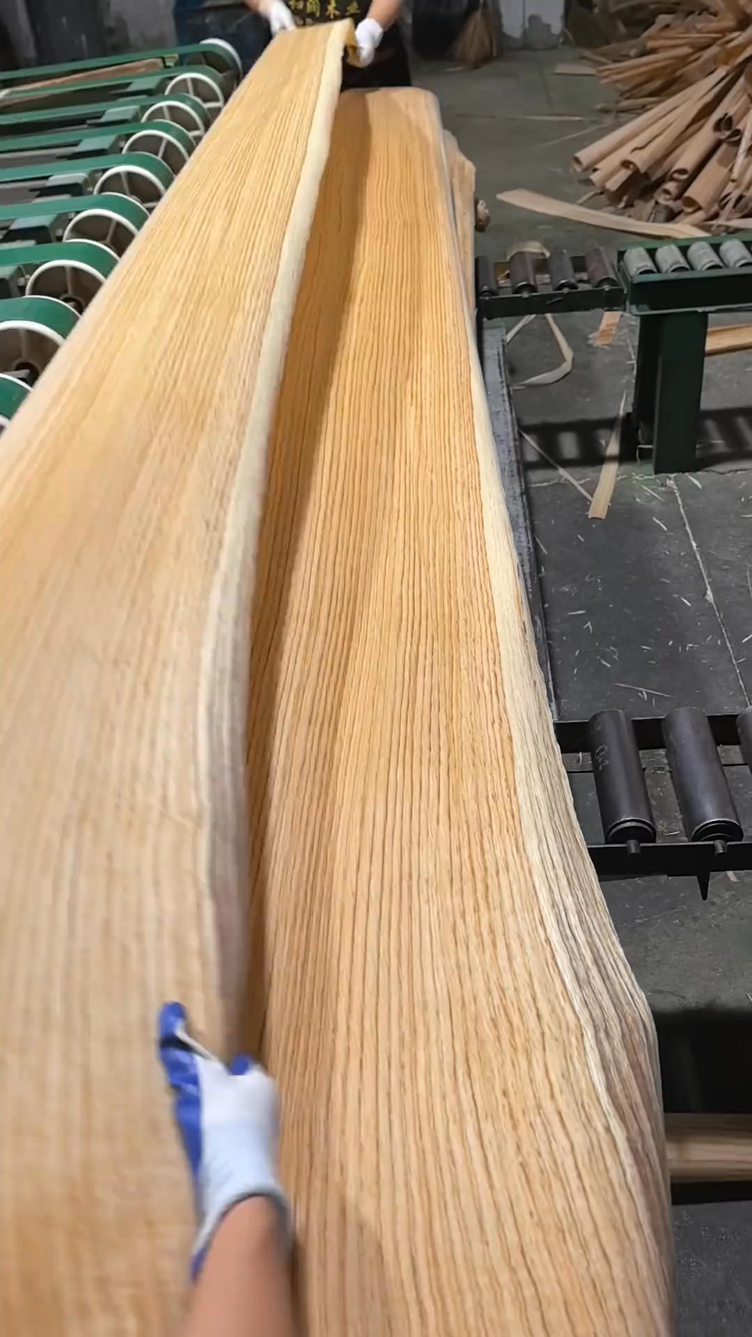 Biến gỗ dày thành tấm mỏng, trộn phụ liệu rồi dán veneer để làm nội ...