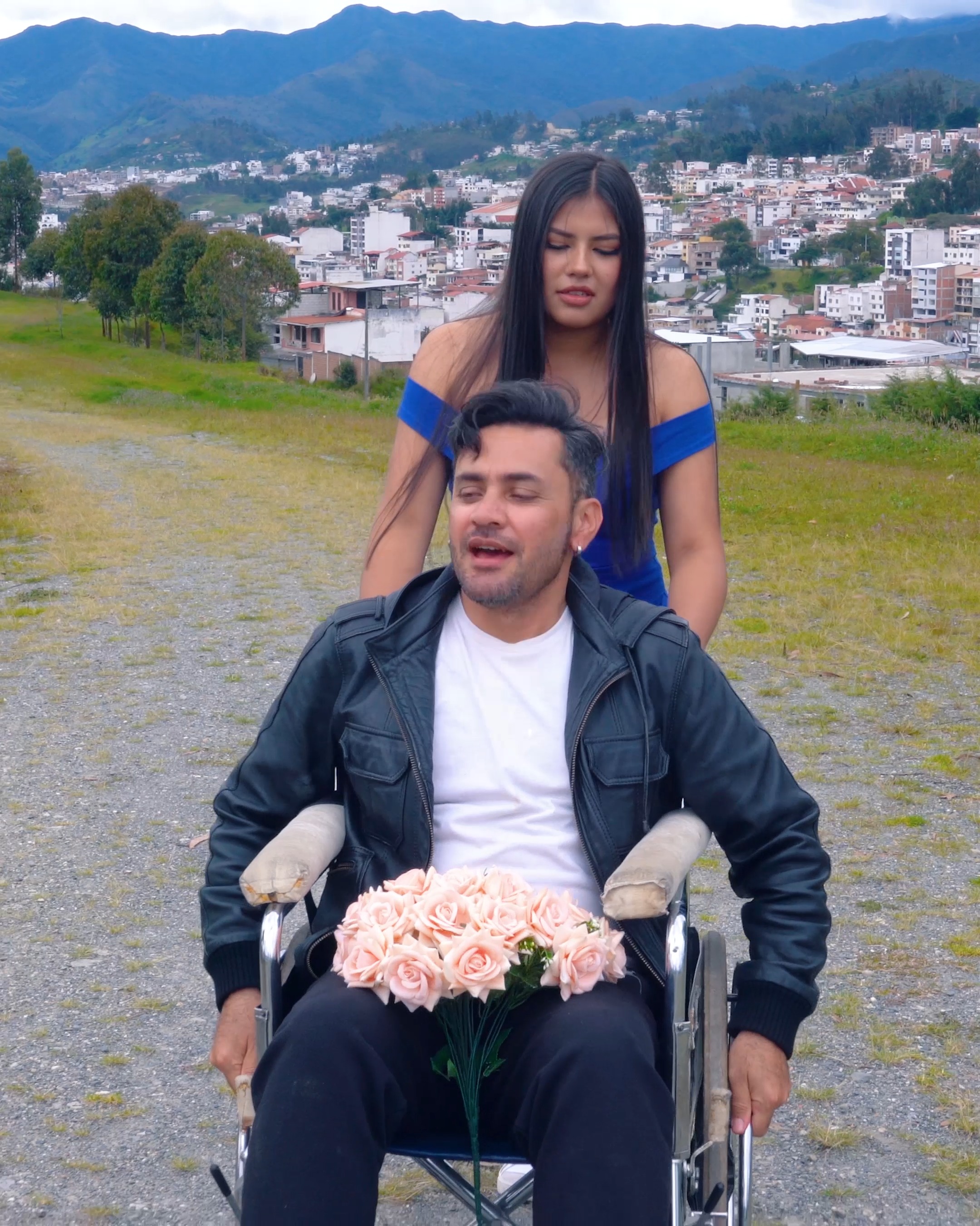 Hombre En Silla De Ruedas Se Enamora 🥰 De Una Hermosa Chica Hombre En