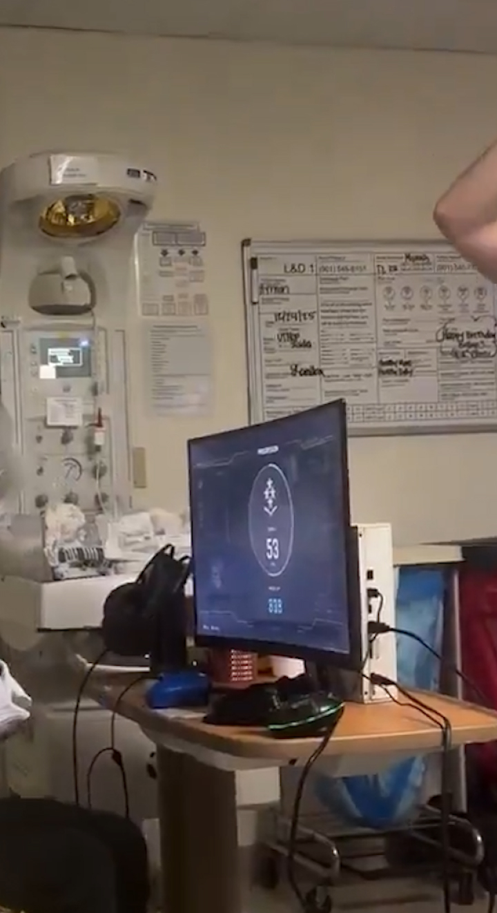 Un Futuro Padre Que Se Llevó Su Ordenador Gaming Al Hospital Para Jugar