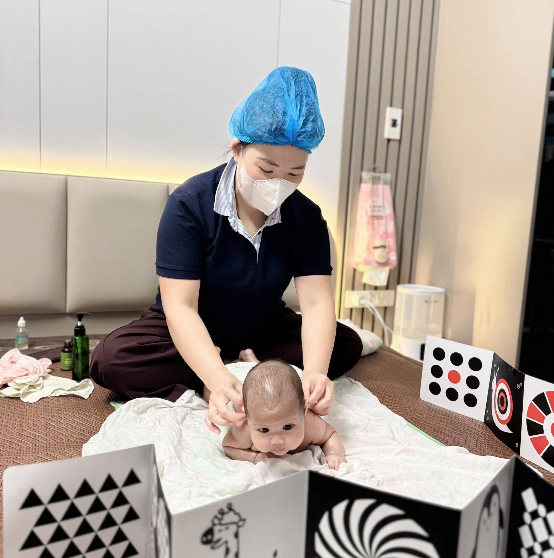 Em í Ngủ 8giờ Sáng đến 7giờ Tối Chỉ Thức Tí Thay Bỉm Và 15phút Tắm Xong
