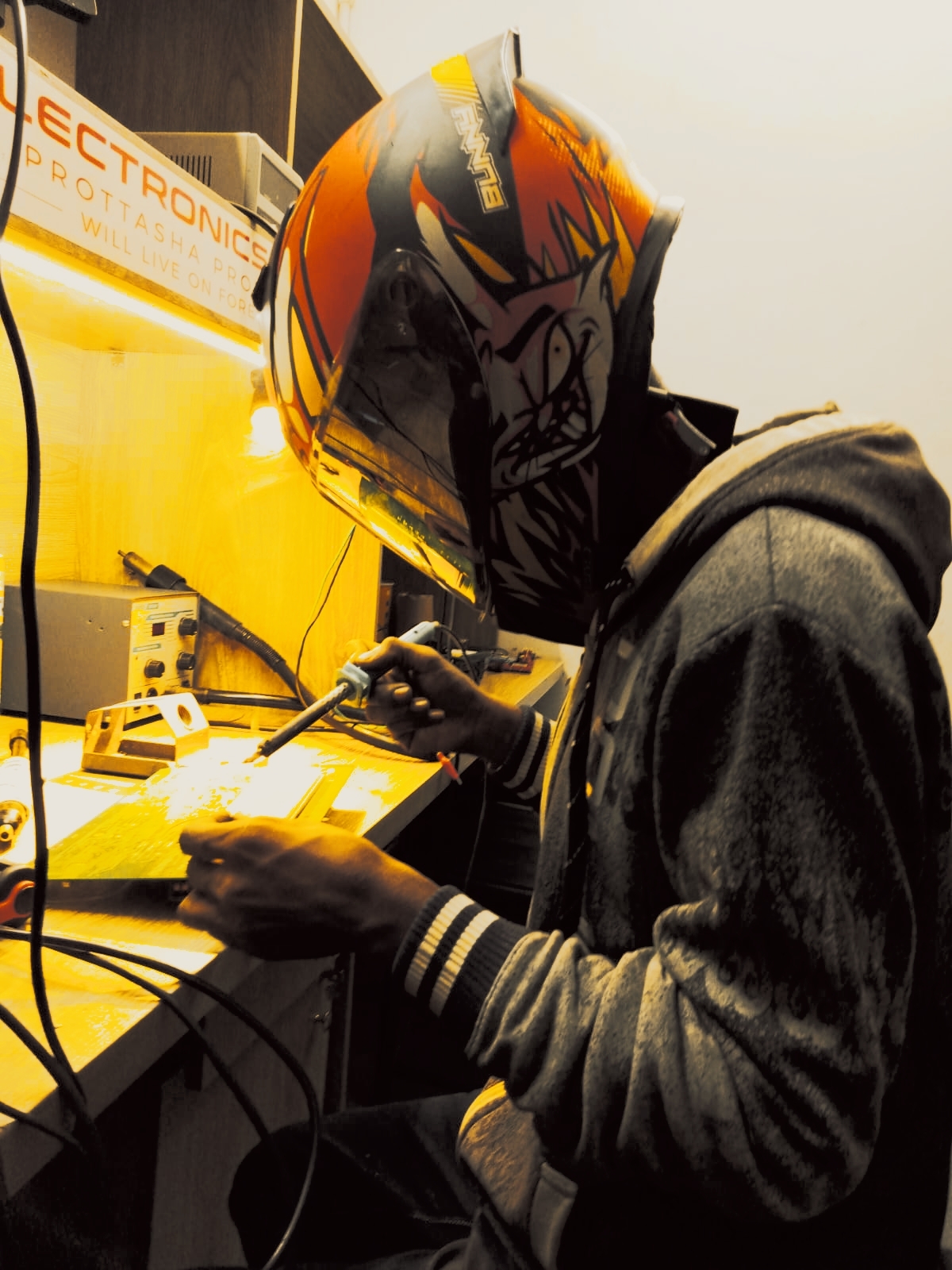 Electronics Help Care 8762