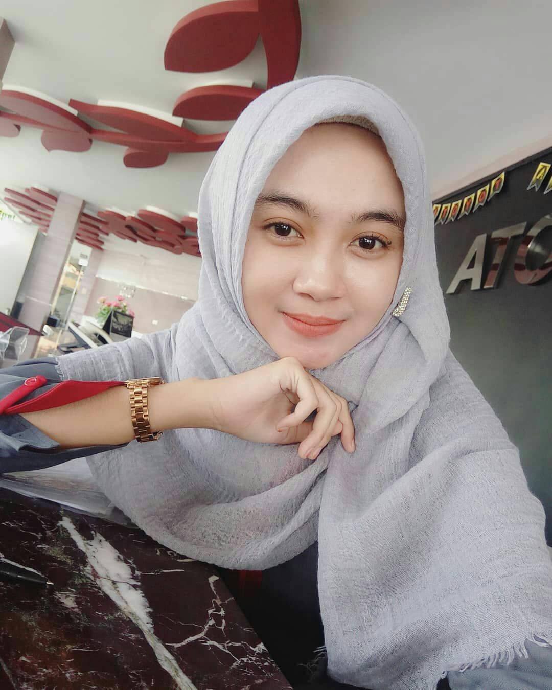 Cewe Manis