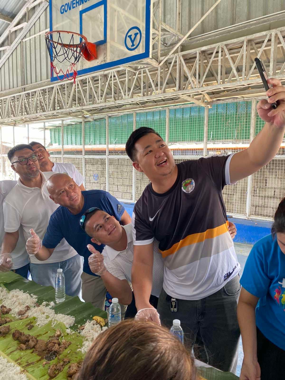 Dino Tanjuatco Selfie Muna Bago Ang Boodle Fight 🤳🍛 Facebook
