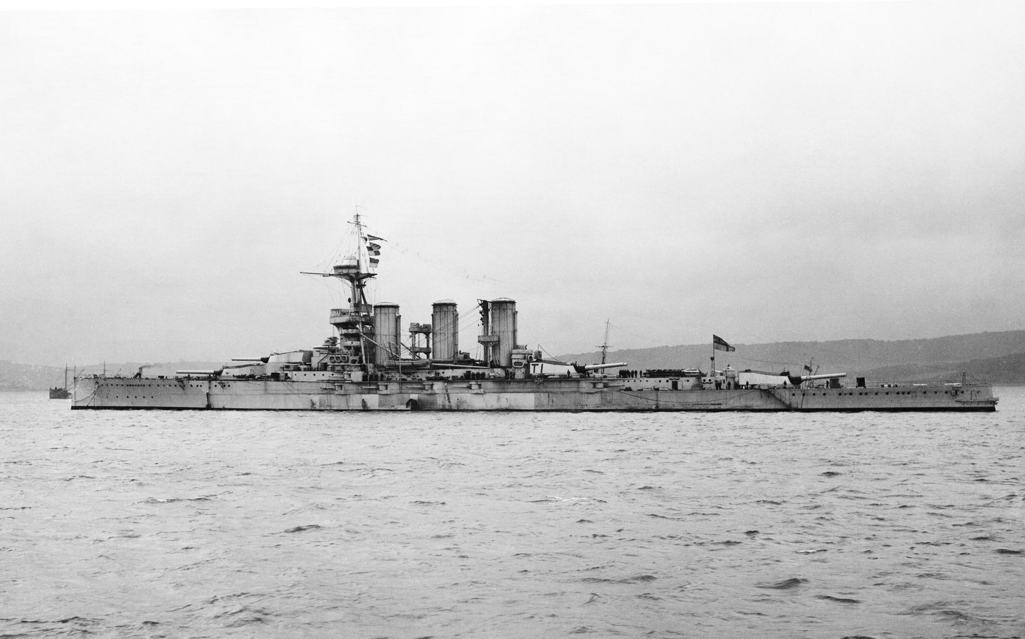 鐵甲艦與無畏艦 攝於1916年，日德蘭海戰後的皇家海軍虎號戰列巡洋艦（hms Tiger）。虎號戰列巡洋艦是日德蘭海戰當中，受創最嚴重的