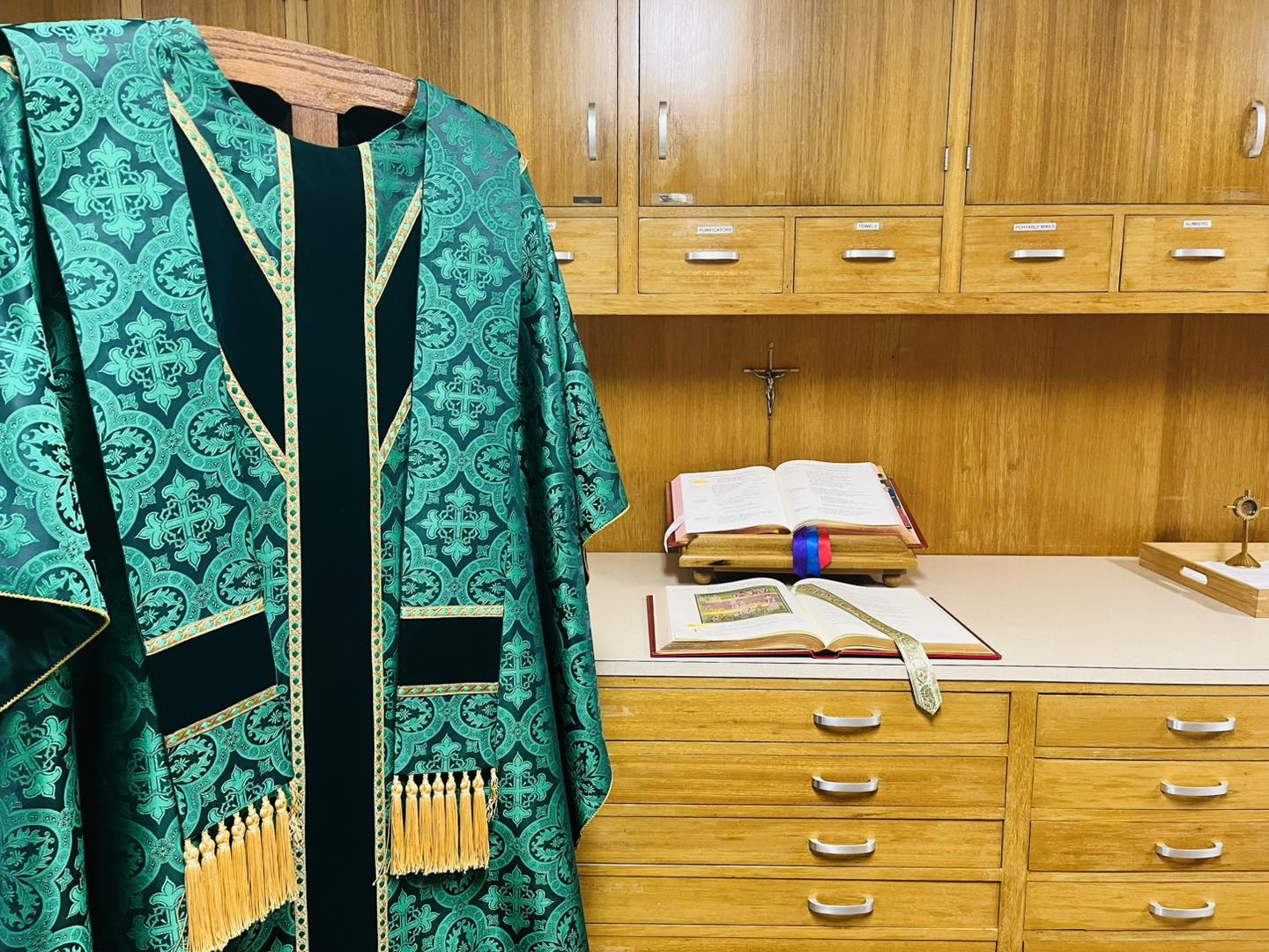 St. - 👉Why do Catholic priests wear a chasuble, and why does its color ...