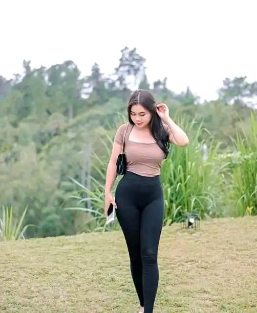Tante Pengen Di Manja