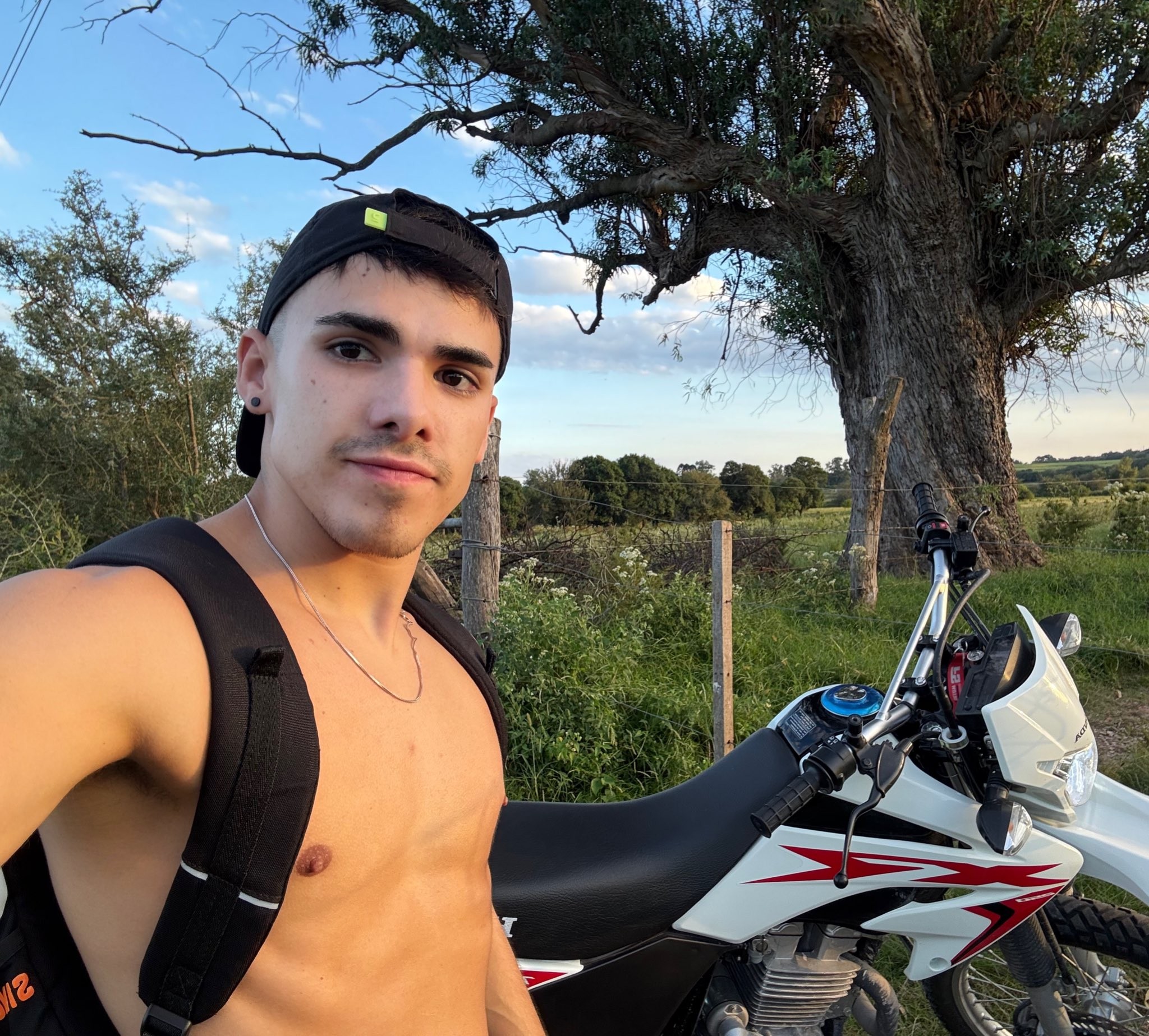 Gay Quaxbrgqqmp4 Facebook 4695