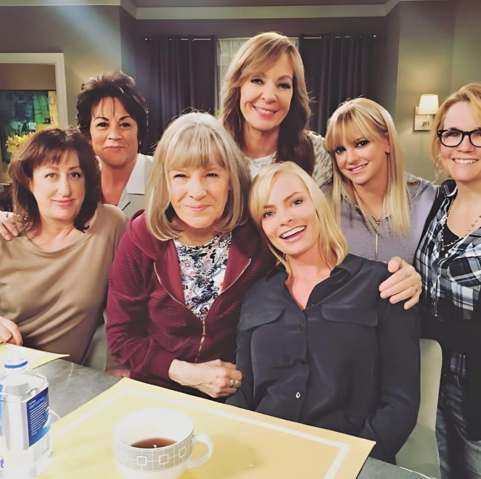 Ep163 Momtvshow Sitcom Tvshow Usa Movie Mom Tv Show Facebook 7966