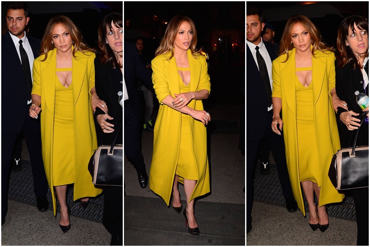 Us Showbiz Fans Jennifer Lopez Flaunts Serious Cleavage Facebook