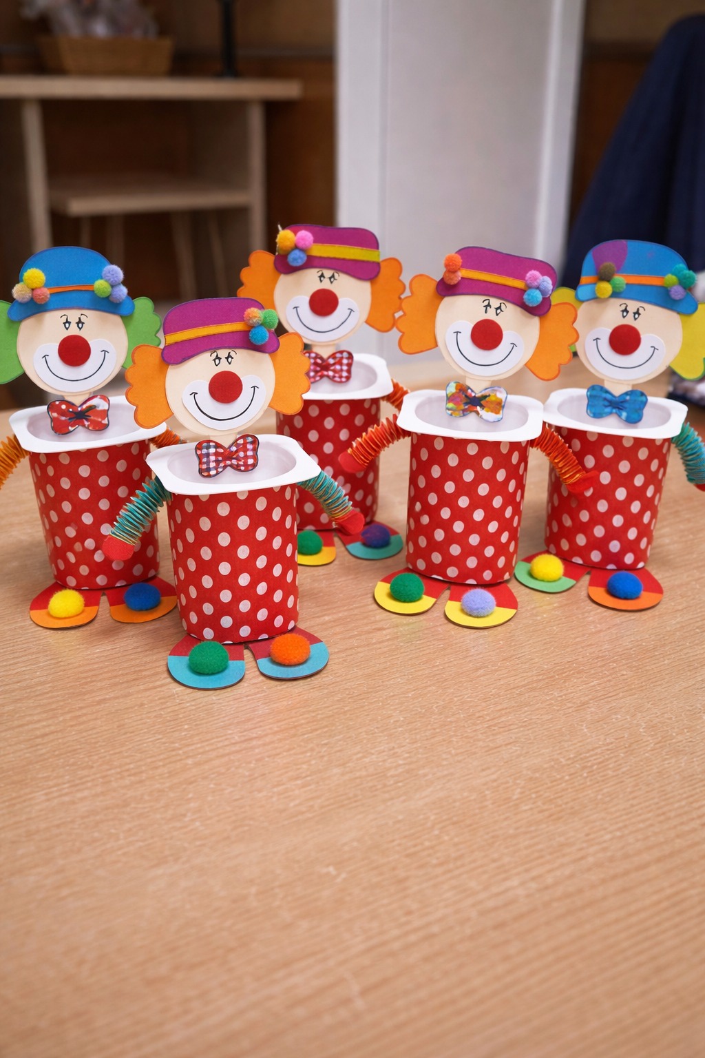 Amelia's - 🎪🤡 Paper Cup Clown Craft 🤡🎪 These adorable paper cup clowns ...