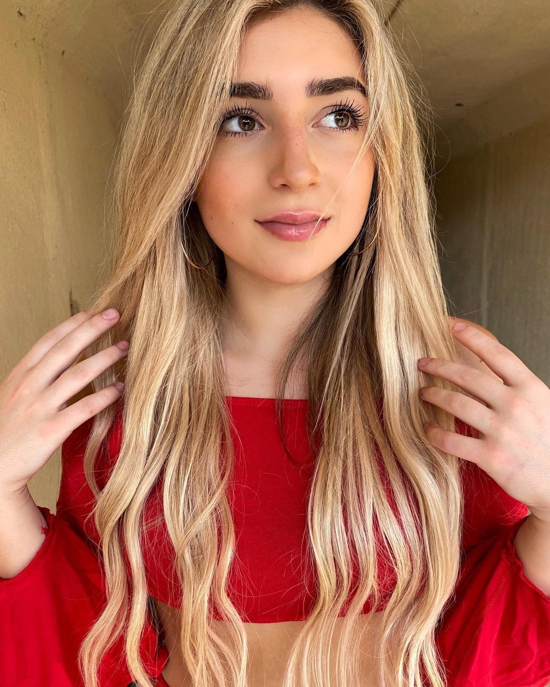 Agent Girl And Client Agree On A Fun Deal Pretty Girl Shows Her