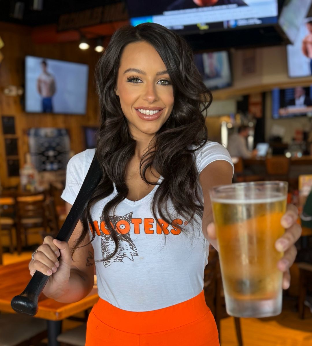 Hooters We Are Looking For New Hooters Girls To Join Our Team 🧡 If You And Your Friends Are