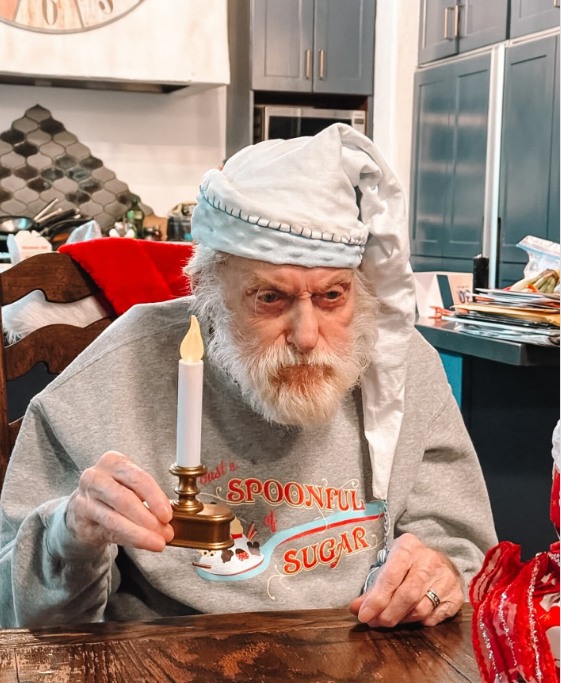 Golden 100 Year Old Dick Van Dyke Got Into The Christmas Spirit As 7117