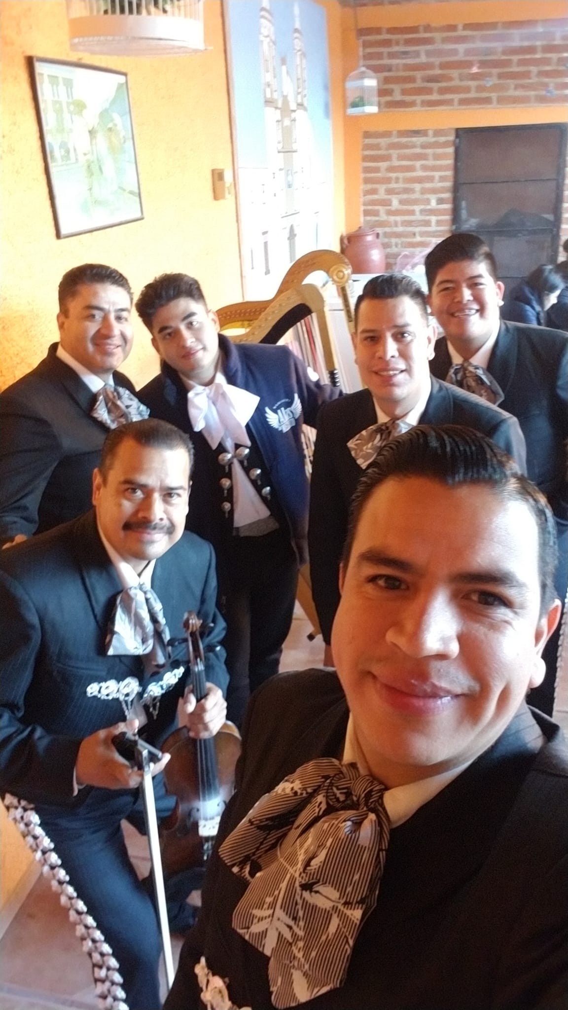 Mariachi Gallos De Oro Gdl
