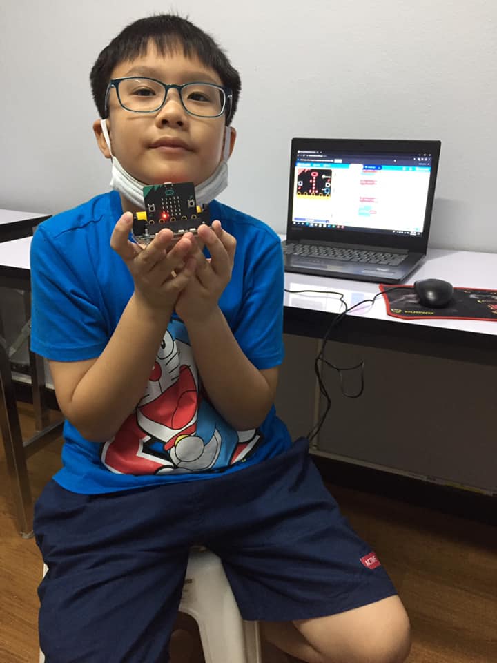 Groot Robotics มีทั้ง Ev3 และ Micro Bit