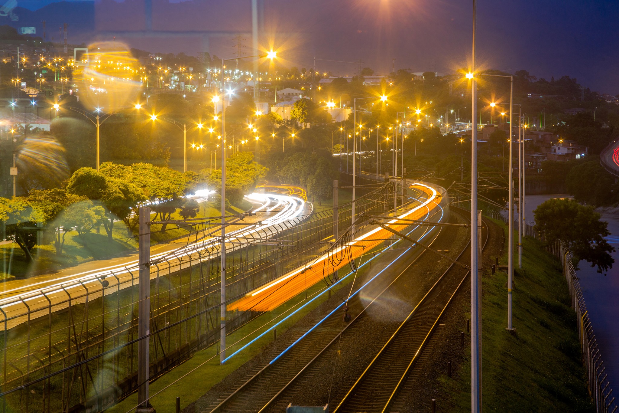 Con Los Destellos Nocturnos De Nuestra Metro De Medellín