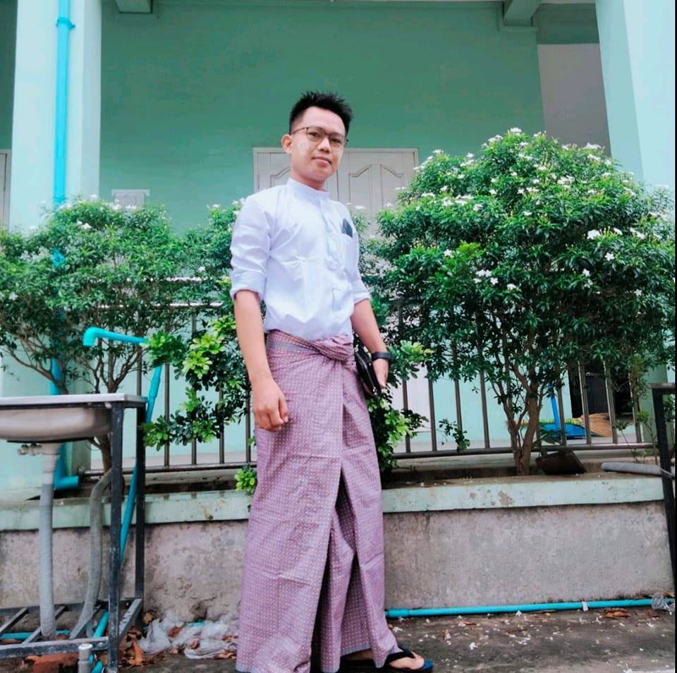 အမျိုးသမီးဆေးကုသရန်နှင့်ထမင်းဖိုးလေး ရအောင် ကားလမ်းဘေးလေးမှာ နေ့တိုင်း