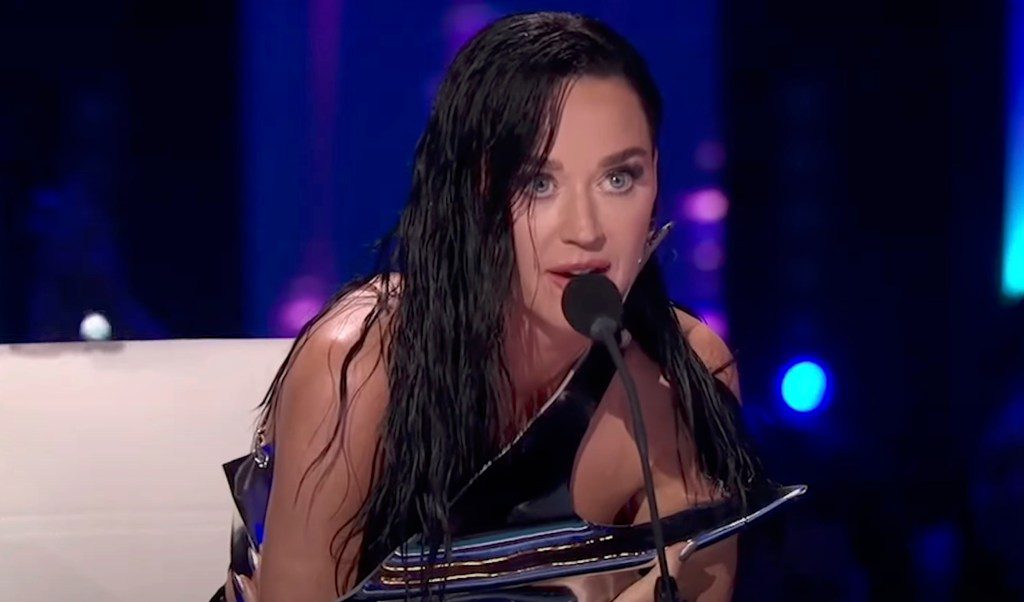 Hitplayapp Katy Perry Suffers Wardrobe Malfunction On American Idol