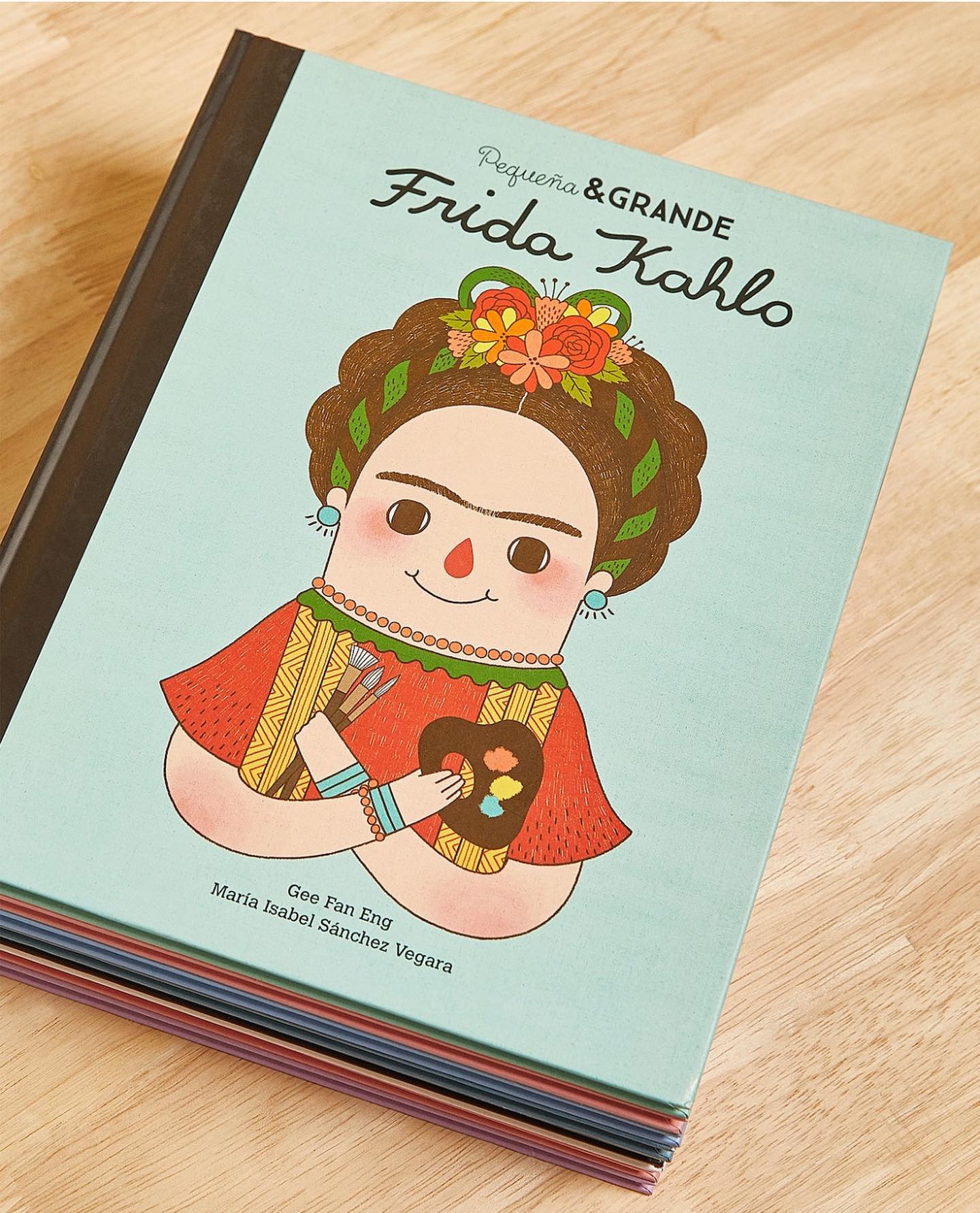 PGM Academia - PEQUEÑA Y GRANDE FRIDA KAHLO 👩🏾👧🏾📖 Pequeña... | Facebook
