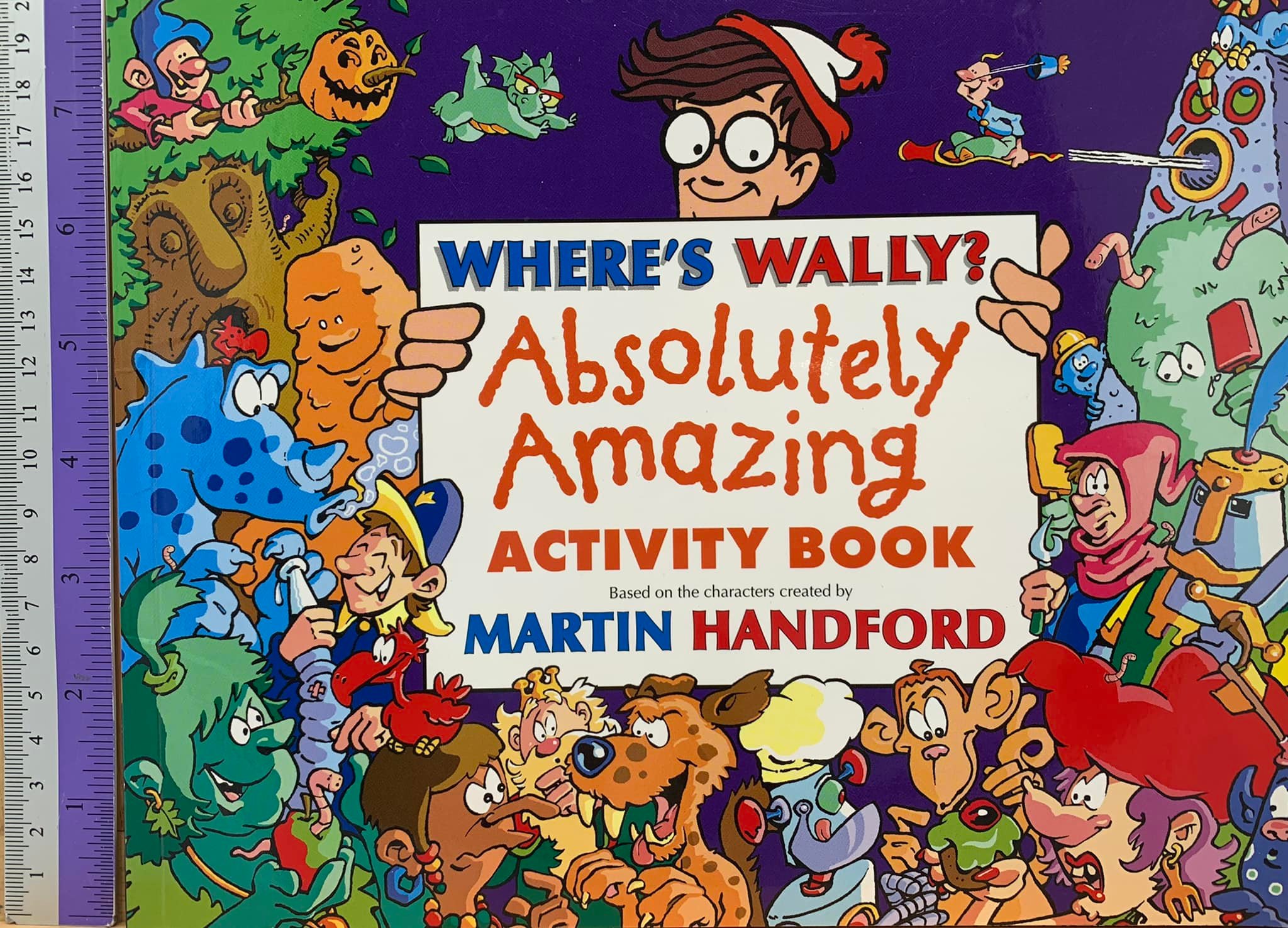 📚 ปกอ่อน สภาพดีมาก Where’s Wally? absolutely Amazing Activity Book 💌 ...