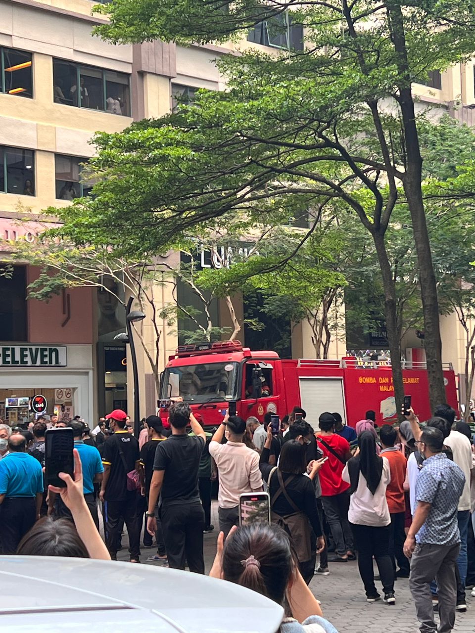 Kl Now 就在吉隆坡 【持续更新】 Midvalley 谷中城大火，消拯员奋力灌救中，火灾源头来自 Facebook