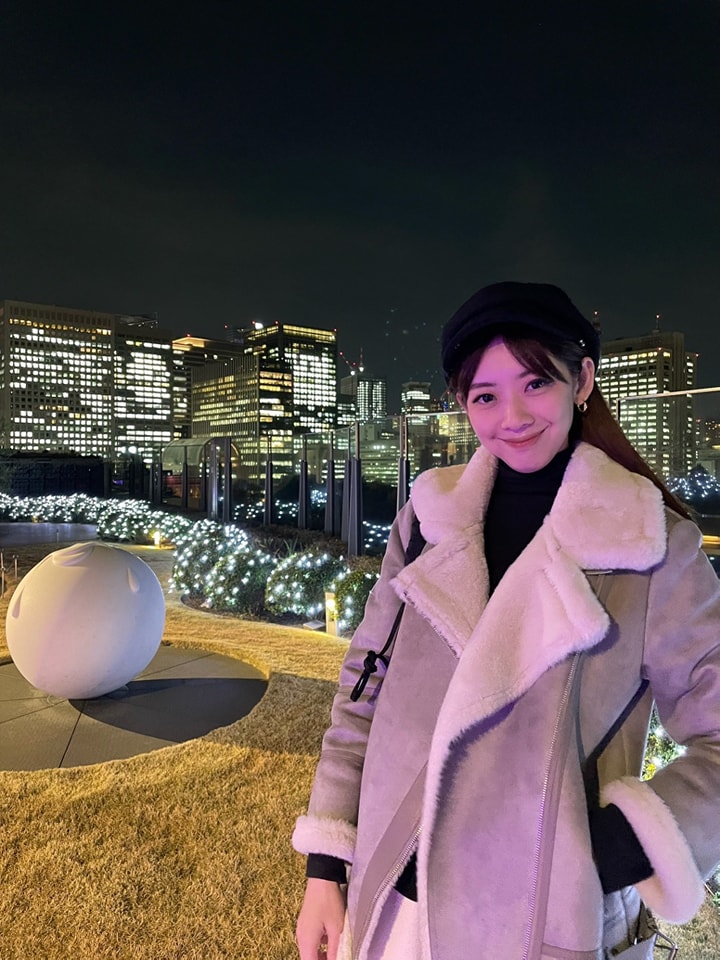 Cherry Nini 小馬美人穿搭分享 她很喜歡c8淺灰去韓國去日本都帶著😍 正在東京日比谷親子遊