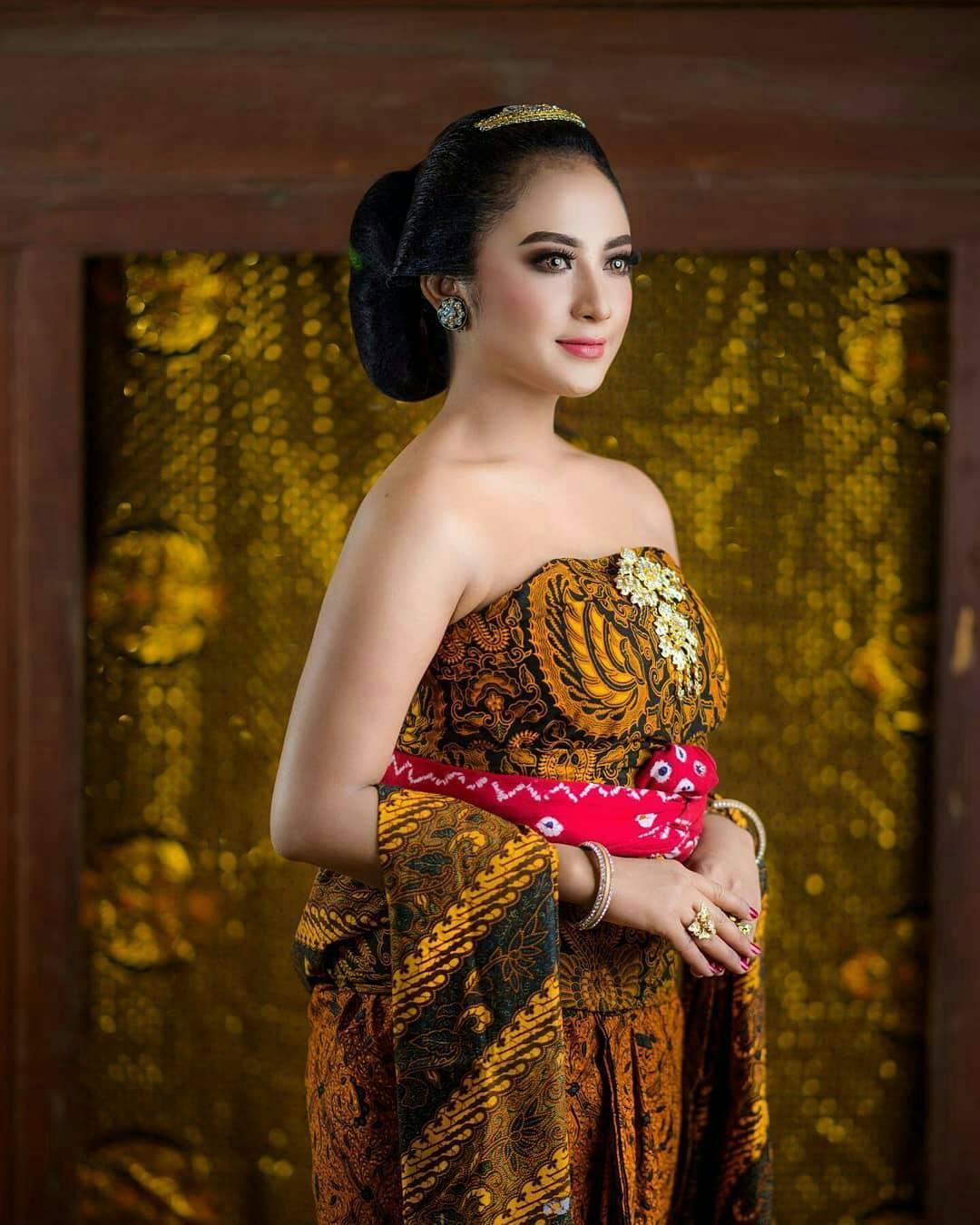 Wanita Jawa Indonesia Yang Gadis Cantik Berkain Batik