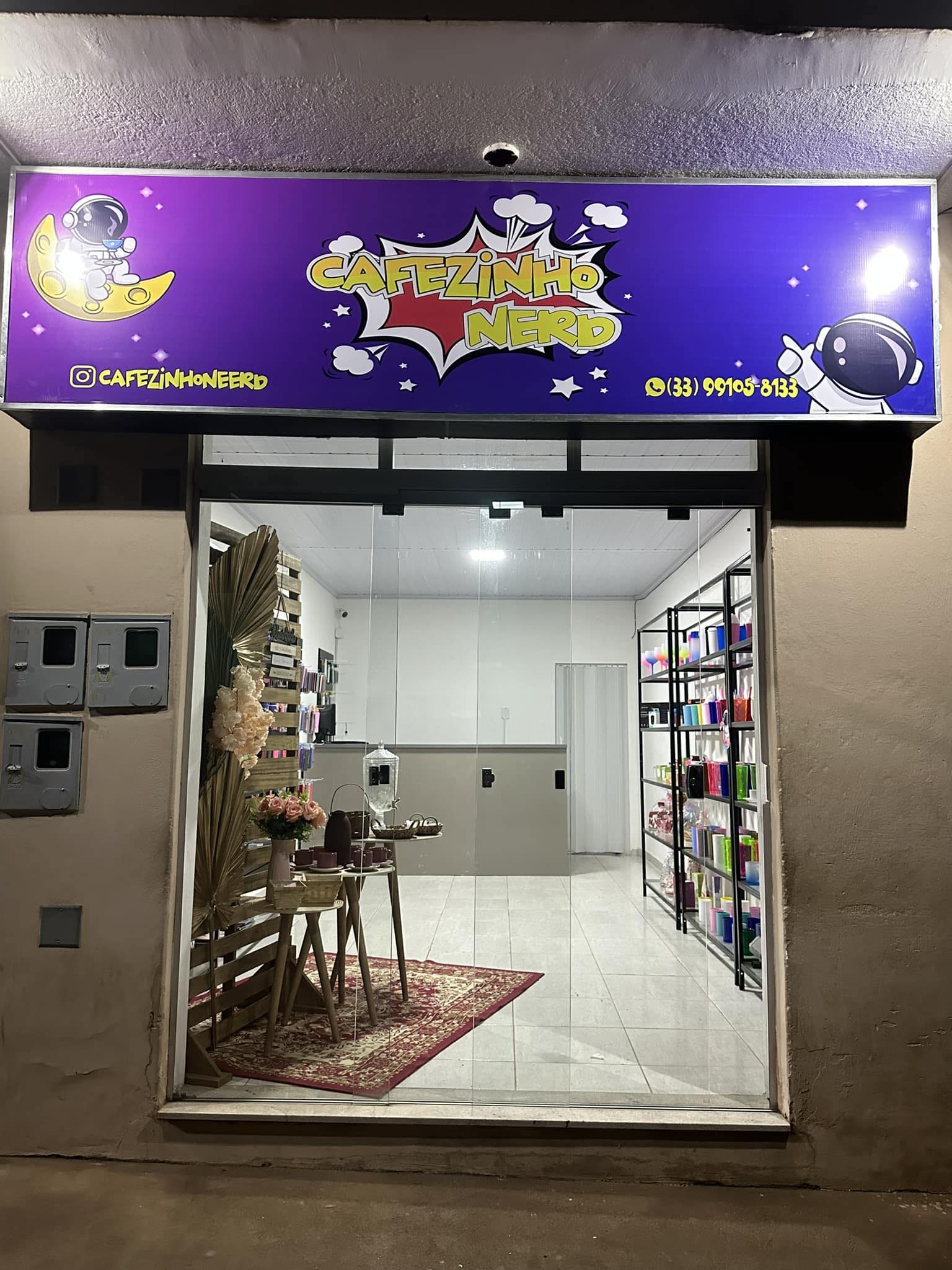 Voyeur Café O Cafezinho De Hoje é Na Companhia Dele Nicolai Arrieta