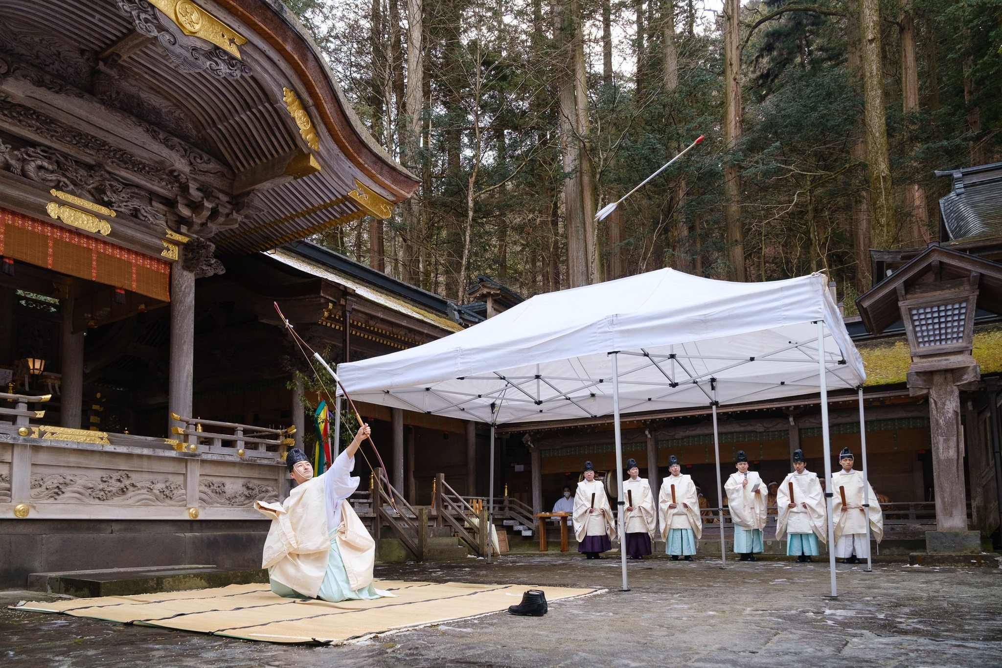 妙心 一月十五日 諏訪大社上社本宮 田遊神事に引き続き、蟇目鳴弦の儀。 斎庭に並んでいた大総代さんたちがさっと退き、雪避けのテントが移動さ