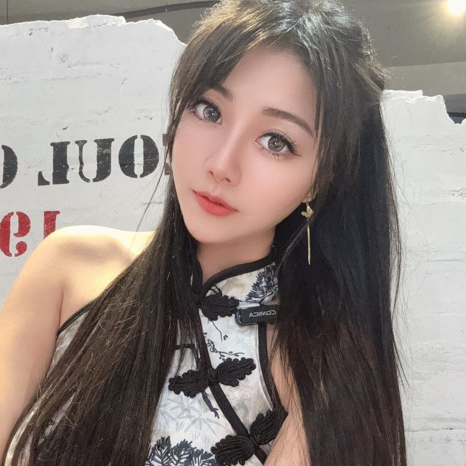 上1秒还在笑🤣下1秒想到自己也是这种身材🙂 Vennesa Lee
